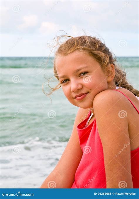 Ragazza Sulla Spiaggia Fotografia Stock Immagine Di Biondo 26266088