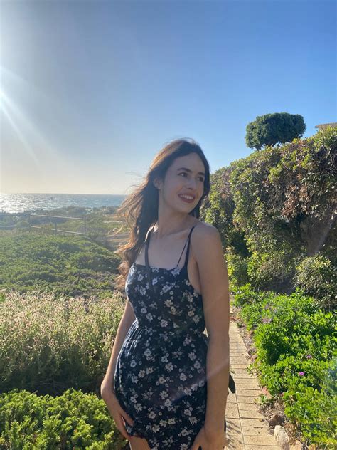 보통 늦게 자서 늦게 일어나요 밤은 아침보다 더 좋아해요 하지만 올해 일찍 자서 일찍 일어나는 것을 시작했어요 요즘 5시에 일어나요 그리고 지금 아침은 밤보다 더