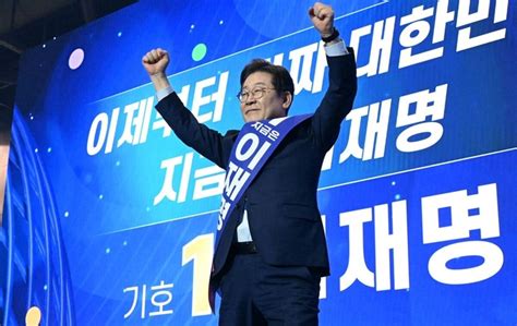 连初中都没上过的少年工经过律师、市长、道知事第二次被选为1号大选候选人的政治神话。 这是27日被确定为共同民主党6·3提前大选候选人的李在明