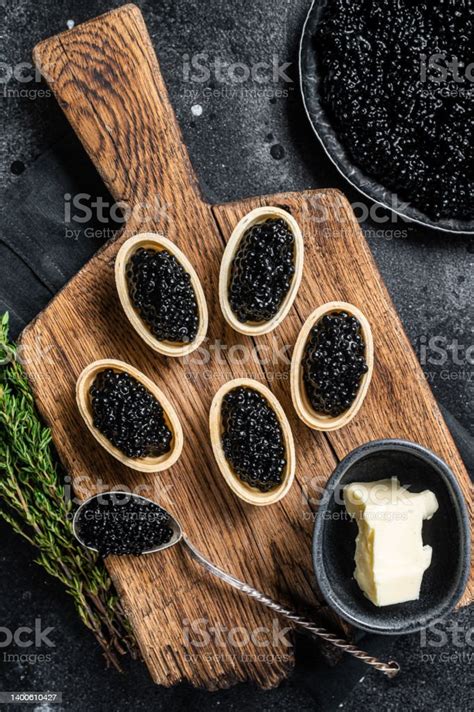 나무 보드에 철갑상어 검은 캐비어와 타르트 검은 색 배경 위쪽 보기 철갑상어에 대한 스톡 사진 및 기타 이미지 철갑상어 0