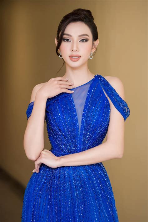 Tiểu Vy Mặc Crop Top Lạ Mắt Khoe Eo Thon Nóng Bỏng Kỳ Duyên Khoe Lưng Trần Sexy