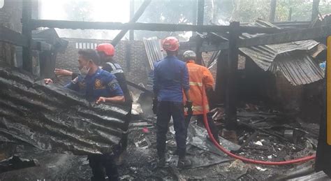 Dua Rumah Semi Permanen Di Bontonompo Ludes Terbakar Tidak Ada Korban