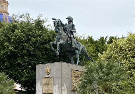 El Ayuntamiento De Cádiz Retirará El Símbolo Franquista De La Estatua