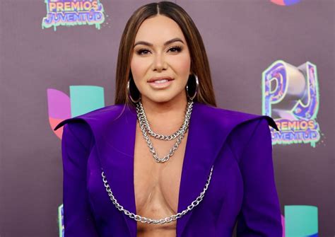 Chiquis Rivera Luce Su Retaguardia De Perfil Posando En Un Sofá La