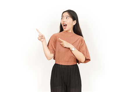 흰색 배경에 고립 된 아름다운 아시아 여성의 제시 및 가리키는 측면 제품 또는 복사 공간 20 29세에 대한 스톡 사진 및 기타