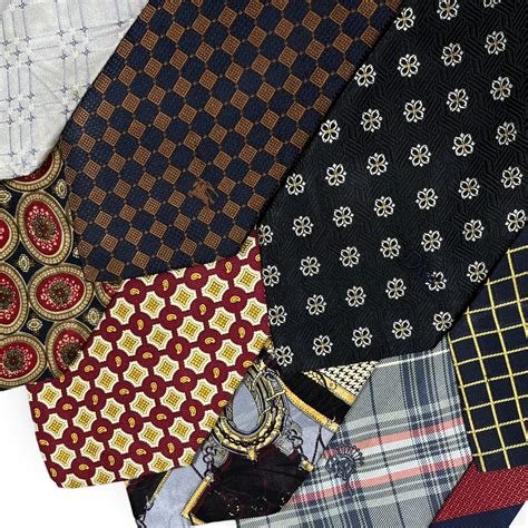 ประมูลเสื้อสูท ราคาหลักสิบ 46 👉รายละเอียดชุดสูท สีเทาเข้มลายตารางใหญ่ เสริมไหล่ ผ่าหลังคู่