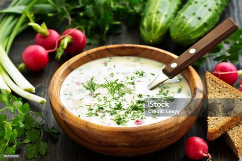 Okroshka 오이 무 계란 및 나무 테이블에 딜과 여름 가벼운 차가운 요구르트 수프 러시아 요리의 전통 요리 0명에 대한