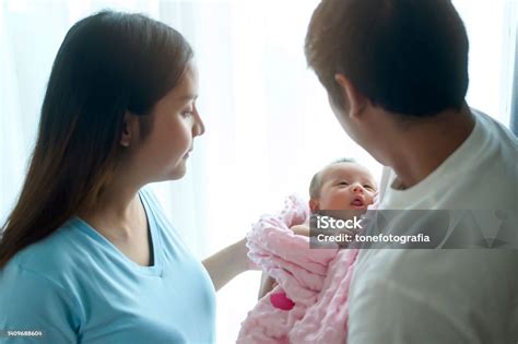 새로 태어난 아기 가족 및 사랑 개념으로 젊은 어머니와 아버지를 웃는 1개월에 대한 스톡 사진 및 기타 이미지 1개월 25