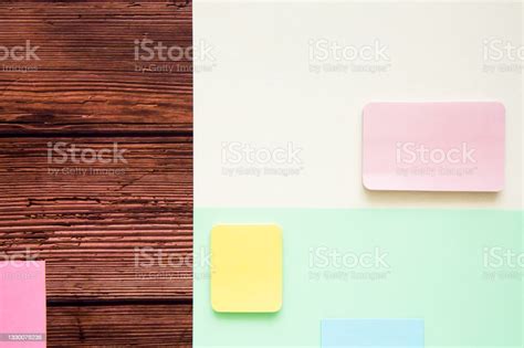 나무 표면에 밝은 여러 가지 빛깔의 빈 스티커 블록 상단 보기 레이아웃 복사 공간 0명에 대한 스톡 사진 및 기타 이미지 0
