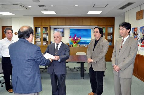 嘱託医に委嘱状を交付する長濱副市長写真右から岸本医師下地医師真喜屋医師9日市役所平良庁舎 宮古毎日新聞社ホームページ