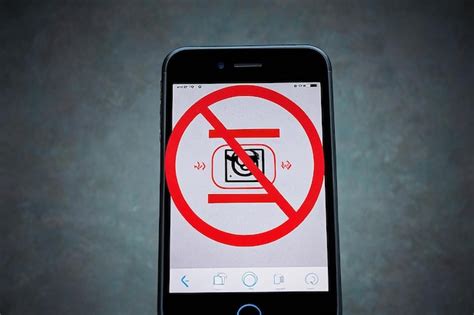 No Signal Warning Sign Phone Screen Front View Premium AI Generated Image