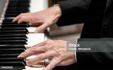 피아노에서 연주하는 늙은 알아볼 수없는 남자의 손의 놀라운 샷 Classical Concert에 대한 스톡 사진 및 기타 이미지
