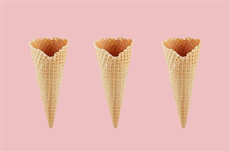 분홍색 배경에 세 개의 빈 선명한 아이스크림 콘 세트 광고 디자인 메뉴 여름 음식에 대한 조롱 3가지 개체에 대한 스톡 사진 및