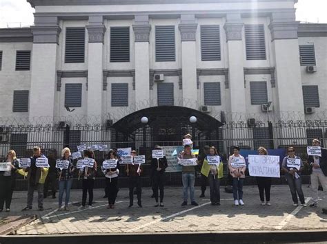 Blackseanews Активисты под посольством РФ в Киеве вновь напомнили о
