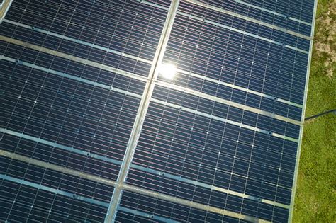 청정 에너지의 효과적인 생성을 위해 주차 된 자동차를위한 주차장 위에 설치된 태양 전지 패널 Performing Arts Event에 대한 스톡 사진 및 기타 이미지