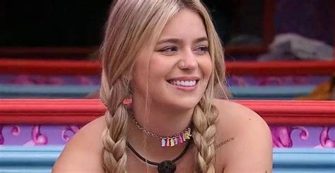 Viih Tube do BBB 21 ostenta corpaço escultural de biquíni e arranca