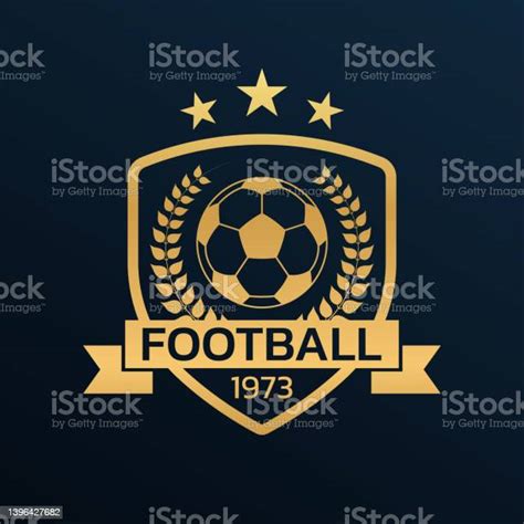 축구 로고 축구 클럽 또는 팀 엠블럼 배지 공과 월계수 화환과 방패가있는 아이콘 디자인 스포츠 토너먼트 리그 챔피언십 라벨 벡터