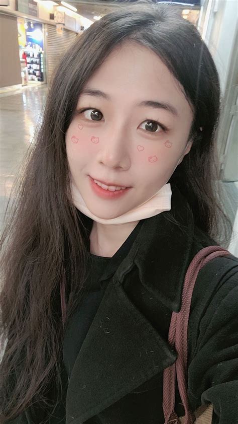 天氣真的變涼了 晚上沒有一隻貓可以抱的， 以前阿玹可以抱可以陪睡， 還會叫我起床 陪我寫經書， 提醒我念經～ 現在豆皮是一隻小男森， 我懷疑他