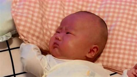 小宝宝拉臭臭的样子好搞笑，满脸憋得通红，妈妈看了好想笑！亲子萌宝好看视频