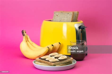 밝은 재미 있는 아침 식사입니다 노란 토스터와 분홍색 배경 N에 커피 한 잔 가정 생활에 대한 스톡 사진 및 기타 이미지