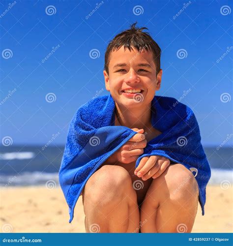 Счастливый молодой мальчик на пляже моря Стоковое Изображение изображение насчитывающей