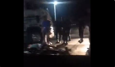 Hombre y mujer que se conducían en motocicleta mueren al chocar contra un cabezal