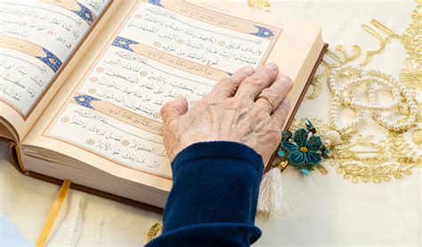 라마단에서 거룩한 꾸란을 읽는 노파 라마단을 환영합니다 이슬람의 달 Eid Mubarak에 대한 스톡 사진 및 기타 이미지