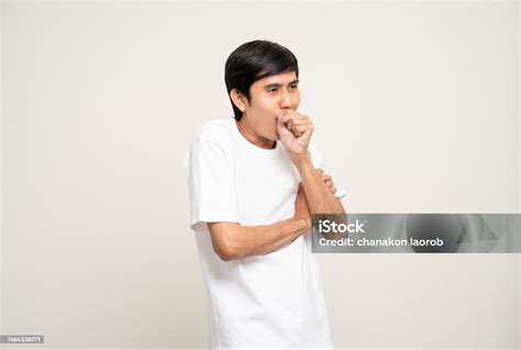 남자는 목구멍 자극 점액 및 기침이 있습니다 발열 두통 호흡기 감염 젊은 남성 건강에 해로운 질병은 의사와 상담하고 치료를 받아야합니다 격리된 흰색 배경에 건강관리와 의술에