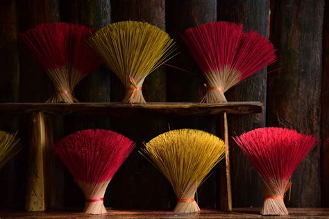 가정 고요한 공예 균형 나무 질감 노란색 다채로운 대조 디스플레이 디자인 러스틱 마음가짐 명상 목조 묵상 묶음 문화 반사 배열 빨간