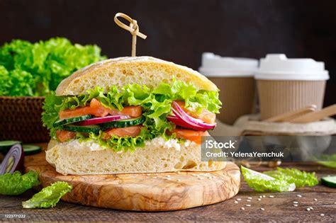 홈메이드 시아바타 빵 소금에 절인 연어 생선 페타 치즈 오이 양파 신선한 양상추 샐러드 이탈리아 요리 건강한 식생활에 대한 스톡