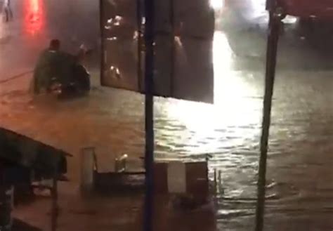 Batam Dilanda Hujan Sejumlah Daerah Di Batam Banjir