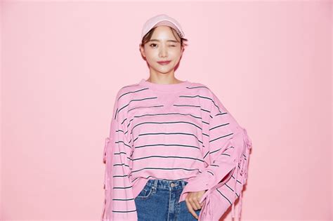 ピンクの背景にキャップを持つカジュアルな若いアジアの女性の肖像画 日本人のストックフォトや画像を多数ご用意 日本人 ファッション