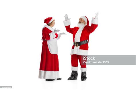 백인 배경에 고립 된 전통적인 새해 의상에 흥분 된 노인과 아름다운 여성 산타 클로스와 미스 클로스 12월에 대한 스톡 사진 및 기타 이미지 Istock