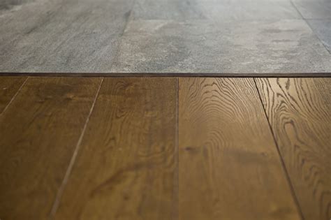 커피 숍에서 흐림에 대 한 관점 갈색 나무디스플레이 또는 제품을 몽타주에 사용할 수 있습니다 제품의 표시를 위한 모의 나무 보드 대리석 배경 앞에 빈 테이블입니다 0명에