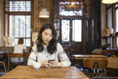 18 Daily Habits Of People Who Consistently Get Asked Out On Dating Apps