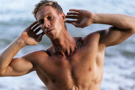Retrato Ascendente Pr Ximo Do Homem Despido Muscular Sexy Que Levanta