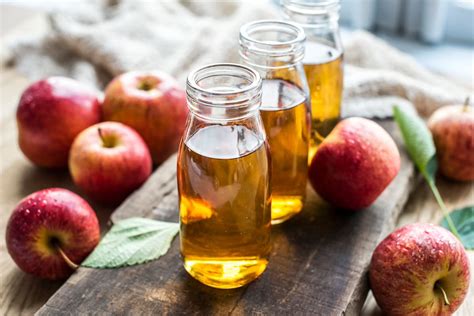 पैरों की बदबू को दूर करने के लिए आजमाएं ये घरेलू नुस्खे Home Remedies