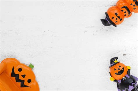 할로윈 축제 플랫 누워 머리 인형 호박의 상위 뷰 그런 지 흰색 나무 배경에 유령 유령 텍스트에 대 한 공간을 복사 합니다