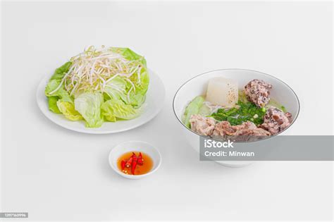 롤빵 모크 돼지 고기 공을 곁들인 쌀국수 수프 흰색 배경에 고립 된 베트남 음식 원근감 0명에 대한 스톡 사진 및 기타 이미지
