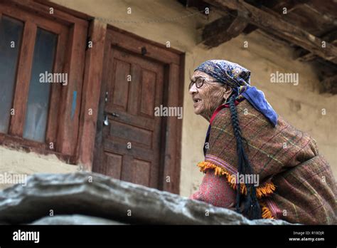 Oma Kleid Fotos Und Bildmaterial In Hoher Auflösung Alamy