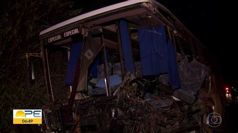 Vídeo Acidente Envolvendo ônibus Carro E Caminhonete Deixa Três