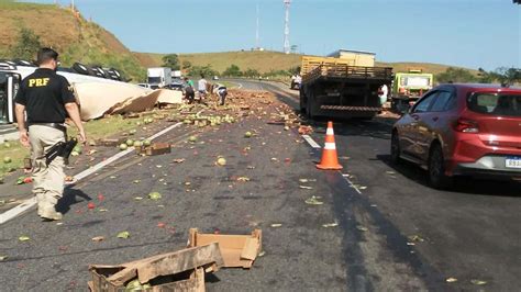 Caminhão Carregado De Melancia Tomba E Deixa Pista Interditada Na Br