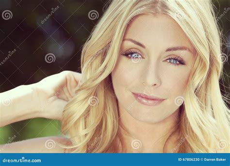 Jonge Blonde Vrouw Met Blauwe Ogen And Natuurlijke Schoonheid Stock Foto