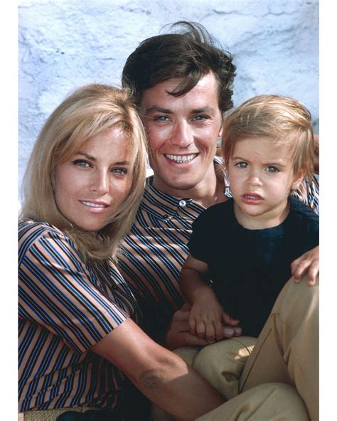 Все говорят о красоте Делона а вы посмотрите на снимки старшего сына актера в молодости Cute