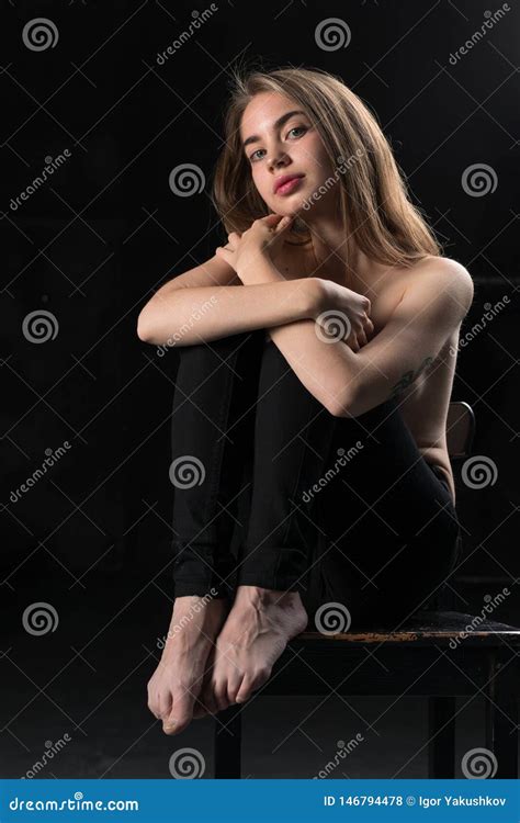 Muchacha Hermosa Joven Que Plantea Desnudo En Estudio Foto De Archivo