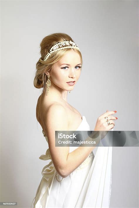 아름다운 젊은 여성 인물 그리스 스타일로 On 회색 배경 고대 그리스 양식에 대한 스톡 사진 및 기타 이미지 고대 그리스