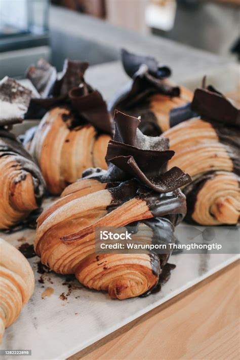 카페 나 레스토랑에서 초콜릿과 신선한 맛있는 수제 크루아상 베이커리 제품 설계를 위한 공간을 복사합니다 맨 위 보기입니다 갈색에 대한 스톡 사진 및 기타 이미지 Istock