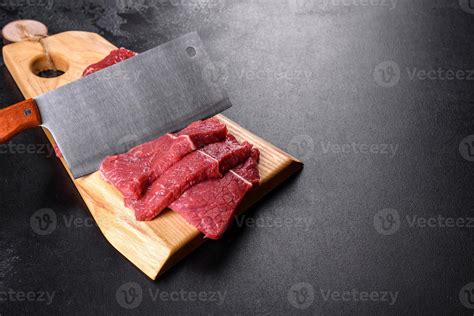 Carne De Res Cruda Fresca Para Hacer Un Delicioso Bistec Jugoso Con Especias Y Hierbas