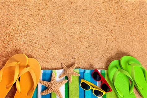 Playa Con Chanclas Y Otros Elementos Foto Gratis