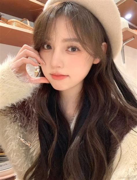 2024 10 個女生自拍姿勢推薦：手比愛心、貓爪秀美甲⋯「這樣擺」最顯臉小！ Juksy 街星